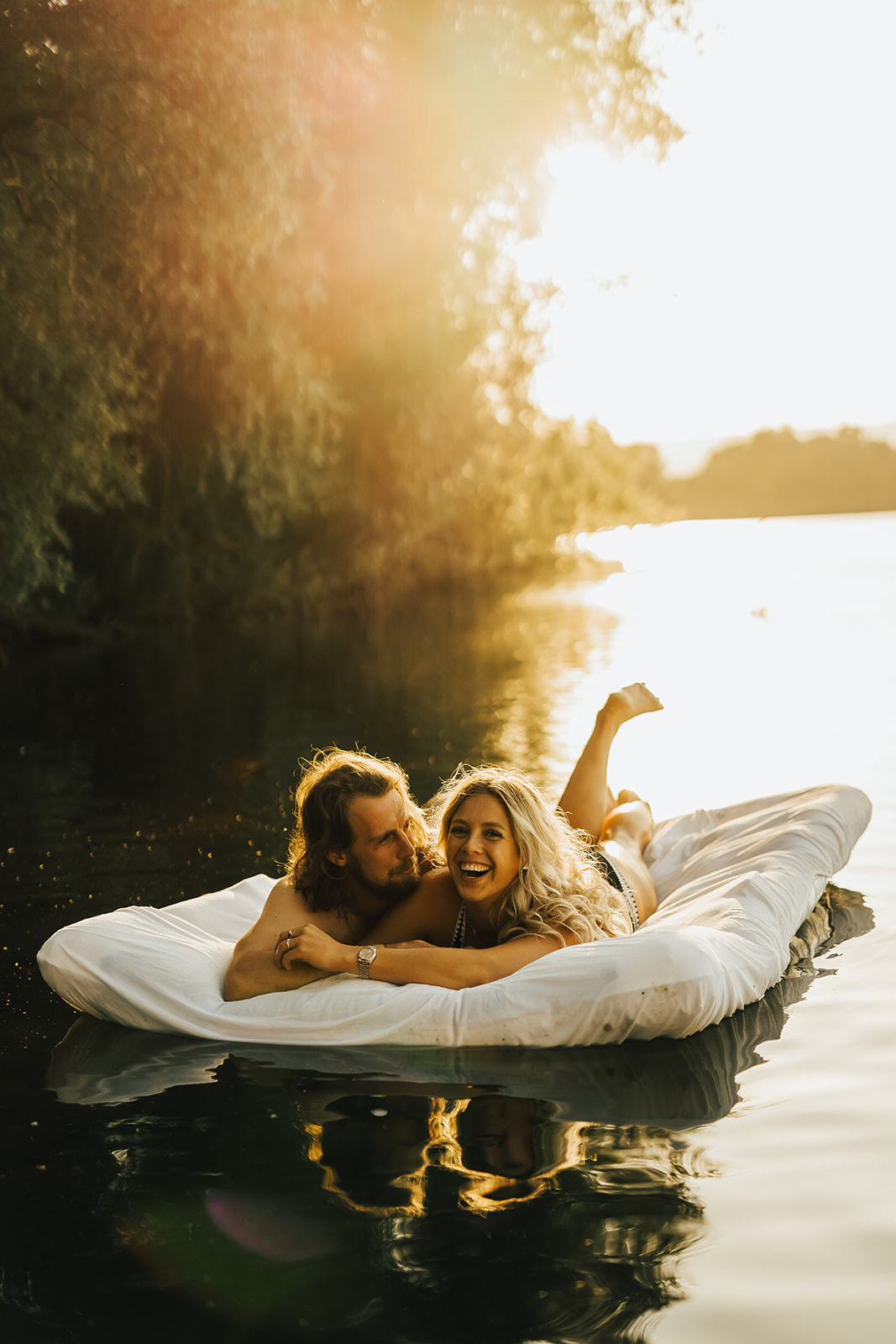 Lake engagement photoshoot ideas | Blog